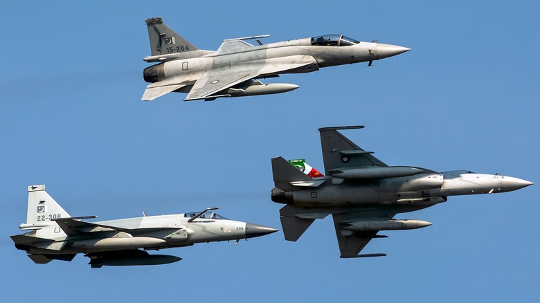 EVERYTHING TO KNOW ABOUT PAKISTAN'S JF-17 THUNDER FIGHTER JET ...